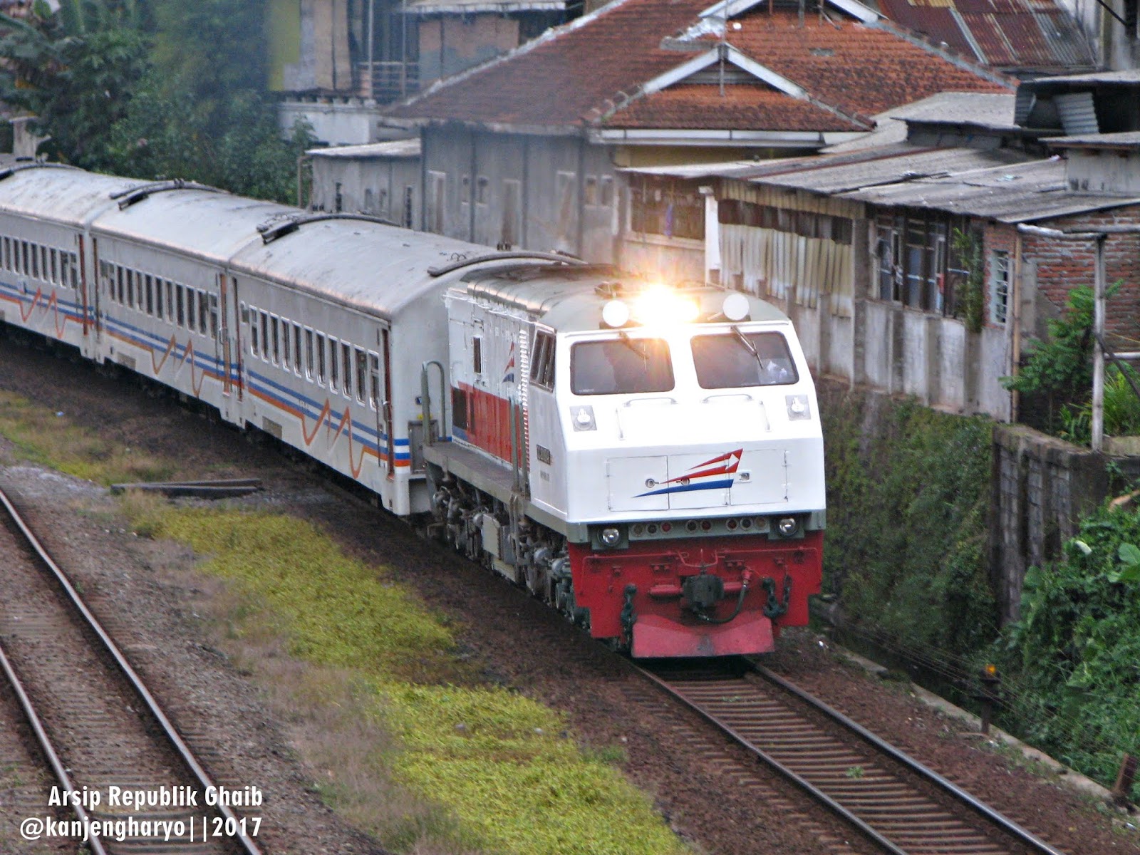 Kereta Api Indonesia: Lokomotif CC201 130 R (201 83 49) Berdinas KA ...