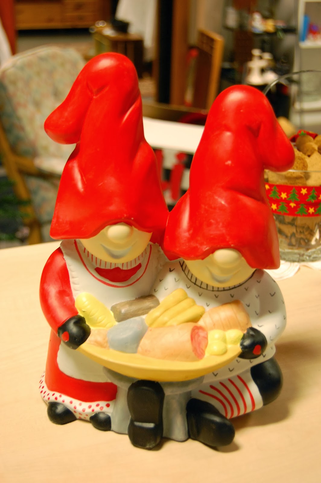 Bruktikken på havna.: EN GAMMEL SYMASKIN OG RADIO, EVA SOLO, OG LITT JUL.