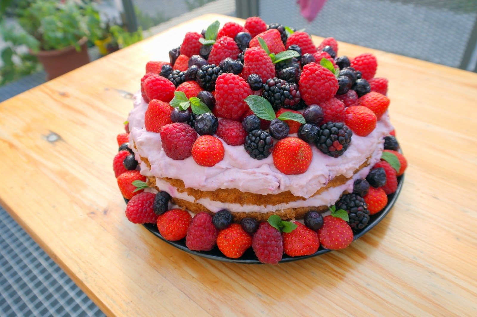 Smooth and cooking : LEHOUČKÝ OVOCNÝ DORT Z MASCARPONE A S LESNÍMI PLODY