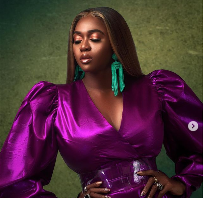 Singer Waje looks gorgeous in her purple dress (Photos) - Report Minds