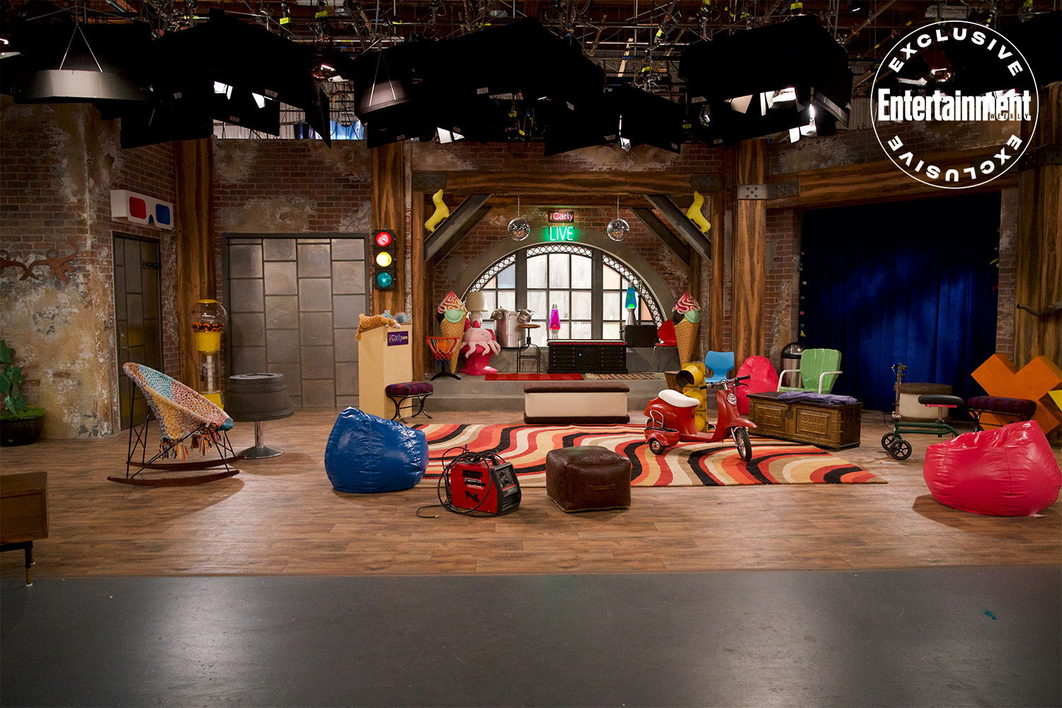 NickALive!: Miranda Cosgrove Reveals New Details About 'iCarly' Revival ...