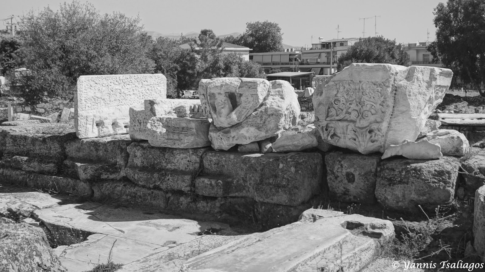 Ο αρχαιολογικός χώρος της Ελευσίνας σε άσπρο μαύρο. ~ Γιάννης ...