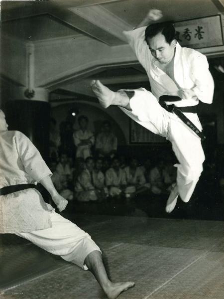 Familia Mabuni. Tradición del Budō de Okinawa: 摩文仁 賢栄