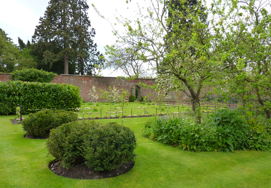 Middle of Nowhere: Brooding topiary at Longner Hall