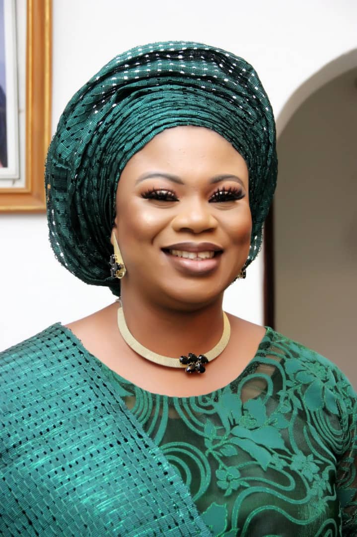 Olori Olufunke is the beauitiful wife of HRM Oba Adesegun Bolaji ...