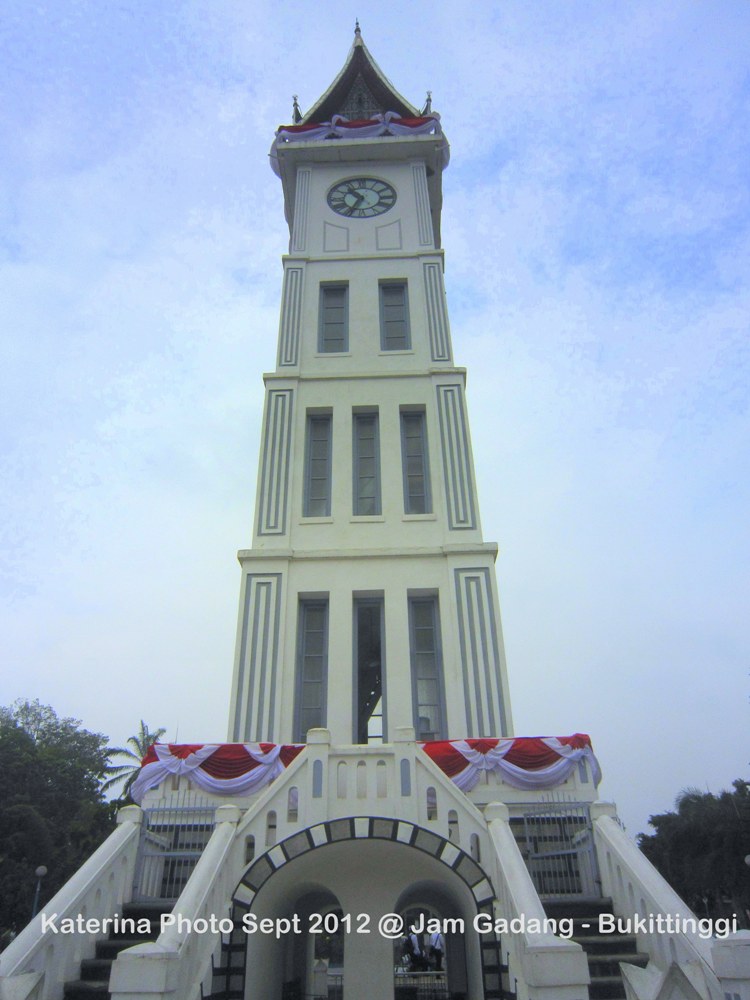 Jam Gadang Penanda Pusat Kota Bukittinggi - TᖇᗩᐯEᒪEᖇIEᑎ
