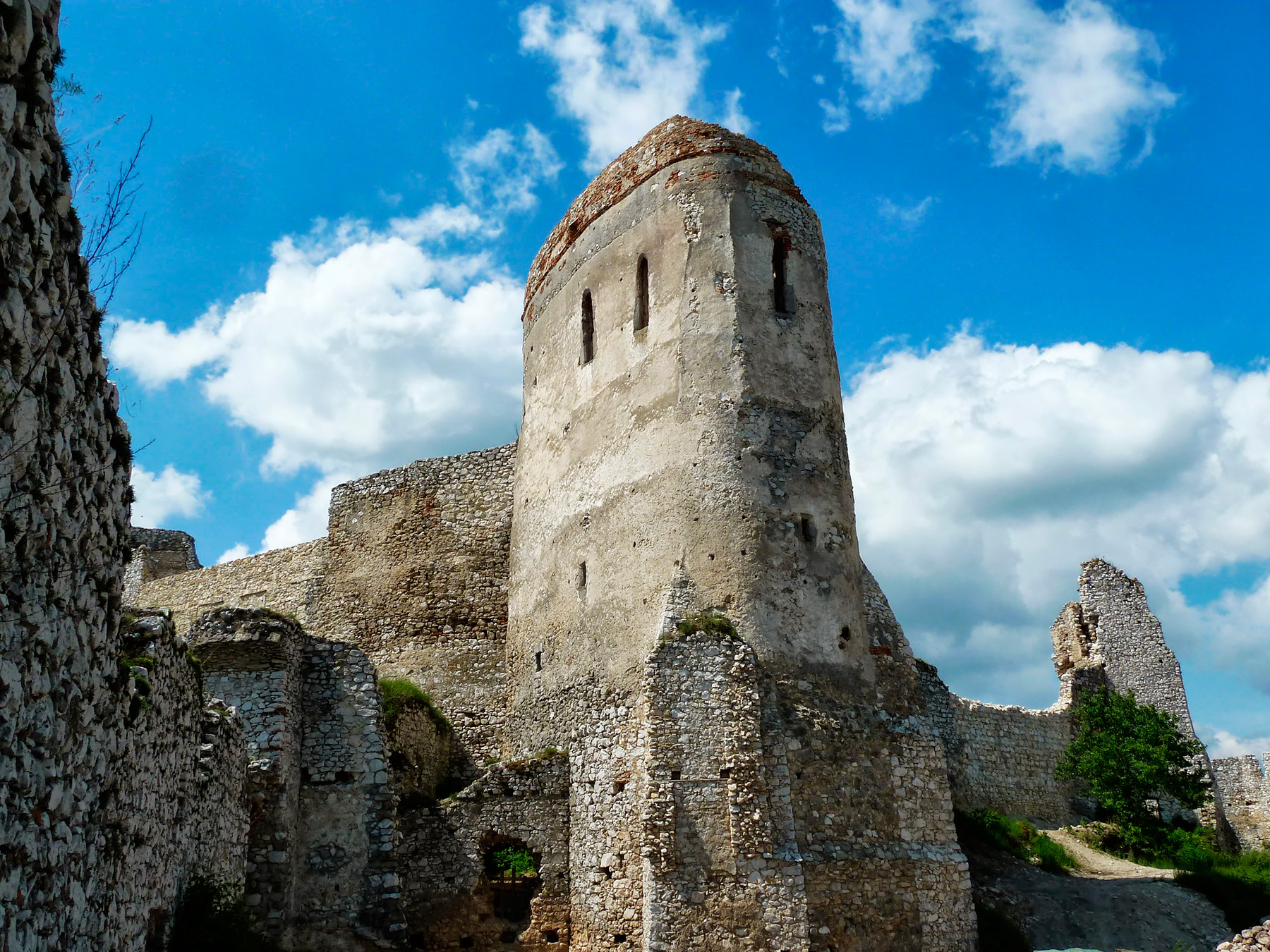 Čachtice Castle, Slovakia (with Map & Photos)