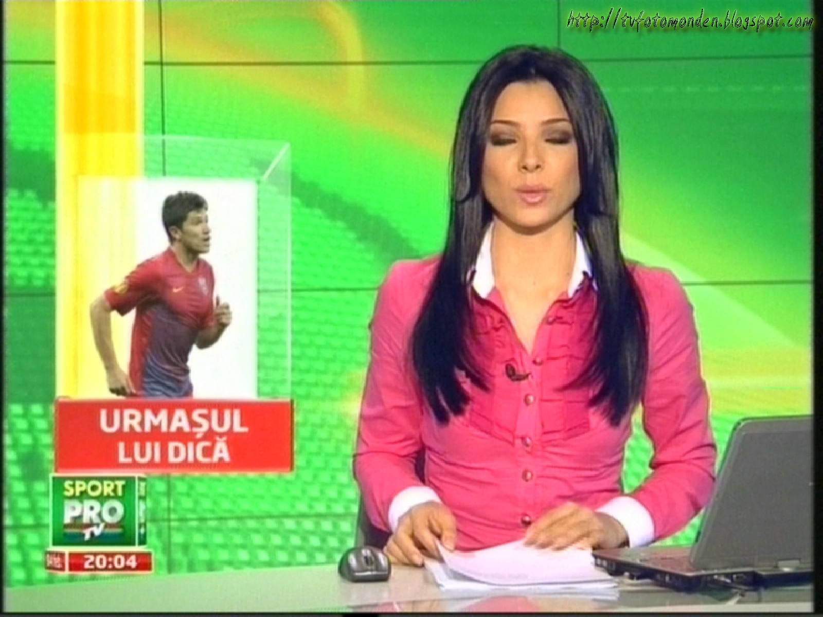 tv foto monden: Corina Caragea prezinta stirile din sport la Pro TV