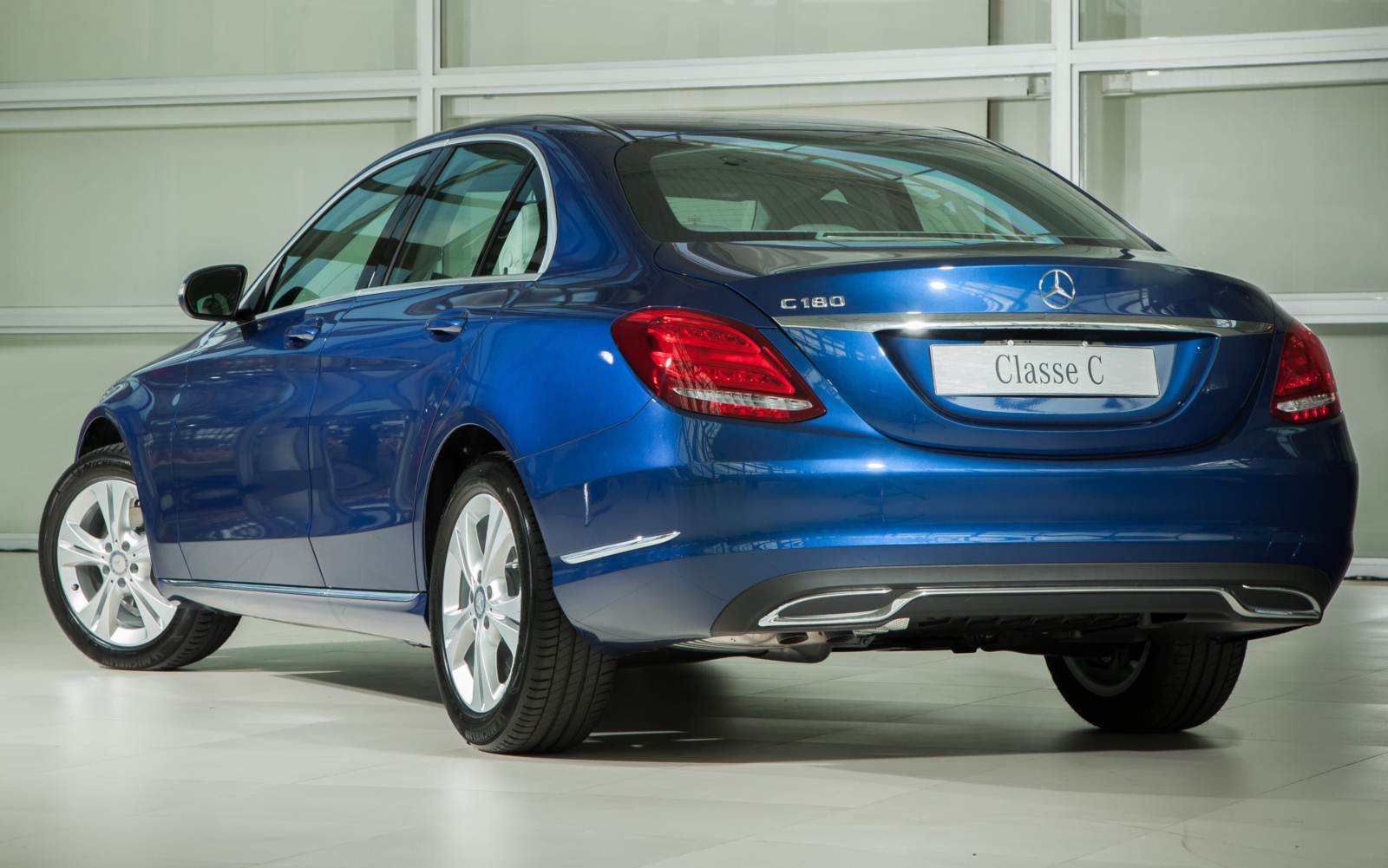 Novo Mercedes-Benz C180 2015: Avantgarde e Exclusive