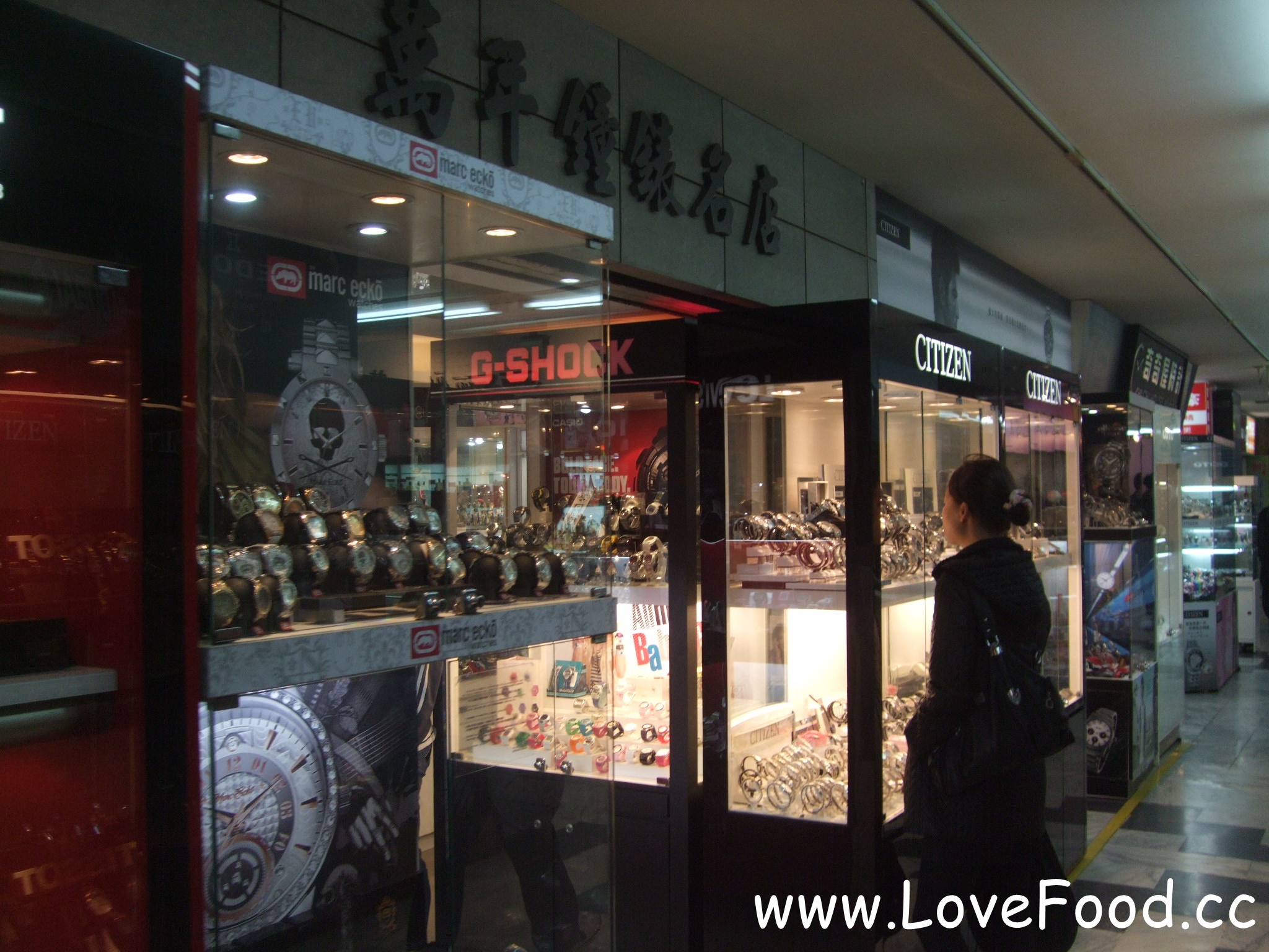 【台北萬華】萬年商業大樓 @ 西門町 - 扭蛋機 電玩模型 衣服皮件 樓上有湯姆熊 B1還有美食街 - Wan Nian Building