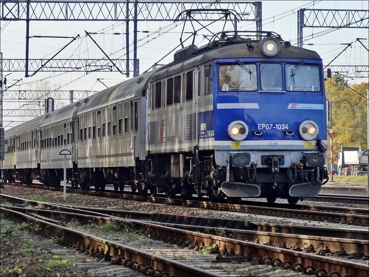 Pociągi osobowe na Rembertowie | Torowy