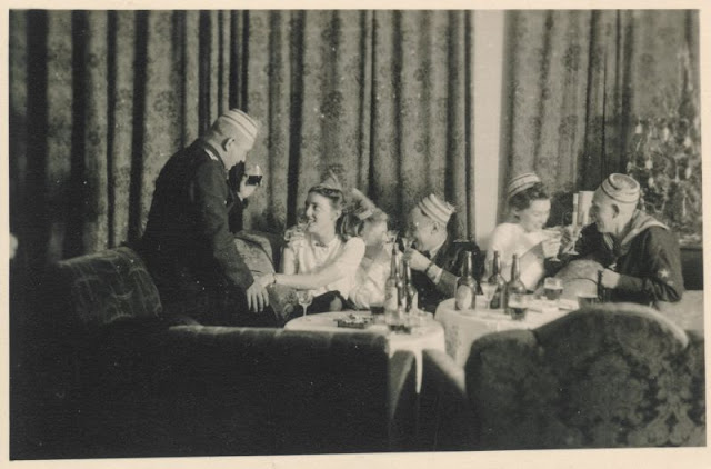 45 Found Snaps Capture People Celebrating at Their Parties From Between ...