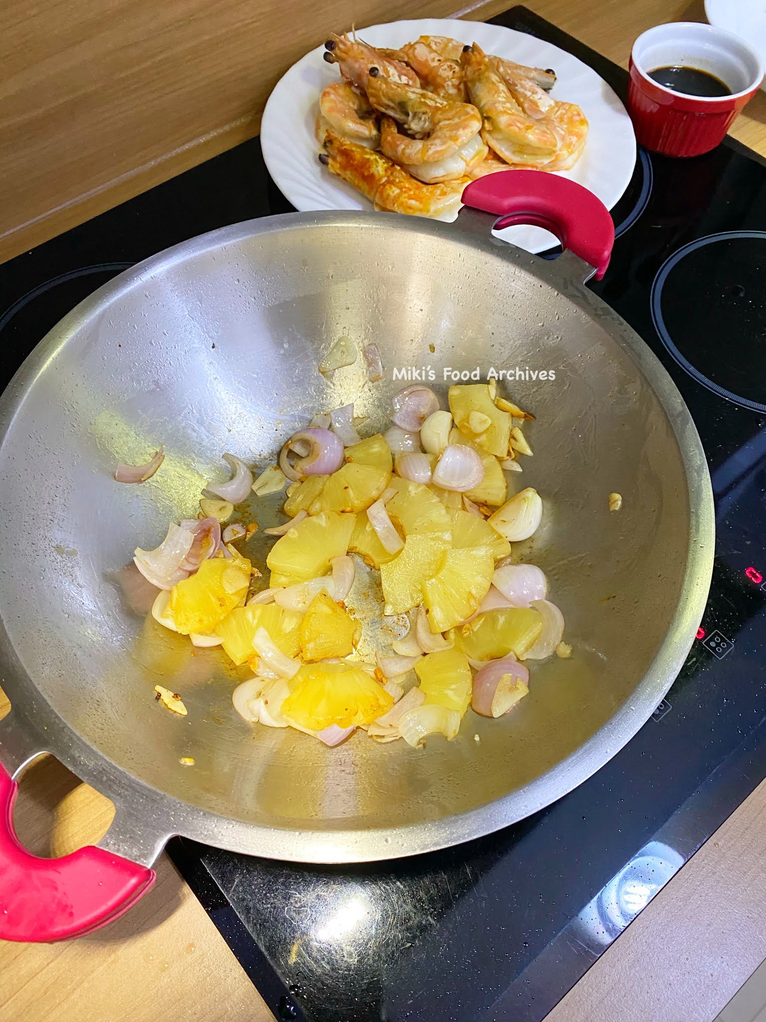 Miki's Food Archives : Tamarind aka Assam Prawns With Pineapple 甜酸凤梨亚参虾