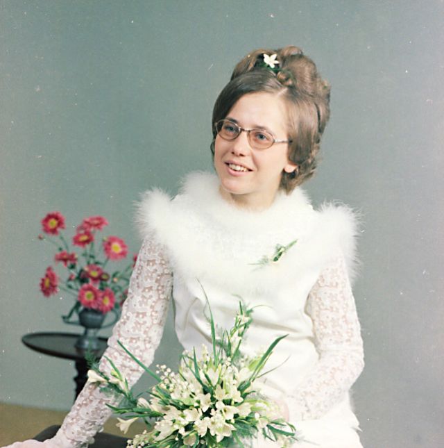22 Fascinating Studio Portraits of Dutch Brides in the 1970s ~ Vintage ...