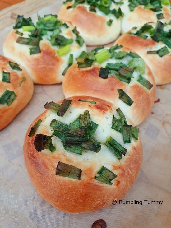 Rumbling Tummy: Wu Pao Chun Spring Onion Bun wannabe 蔥麵包