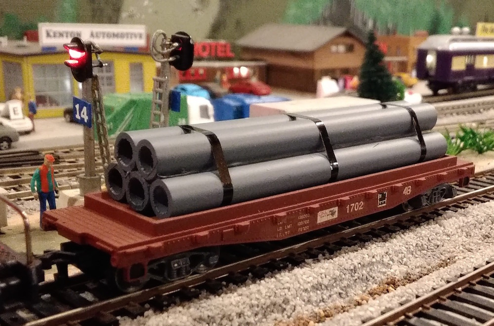 The Model Railroad Luddite: Easy pipe load for Tyco flats