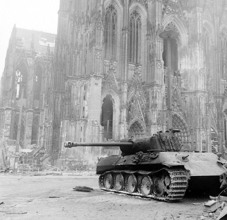 The tank battle at cologne cathedral 1945 - hopuameri