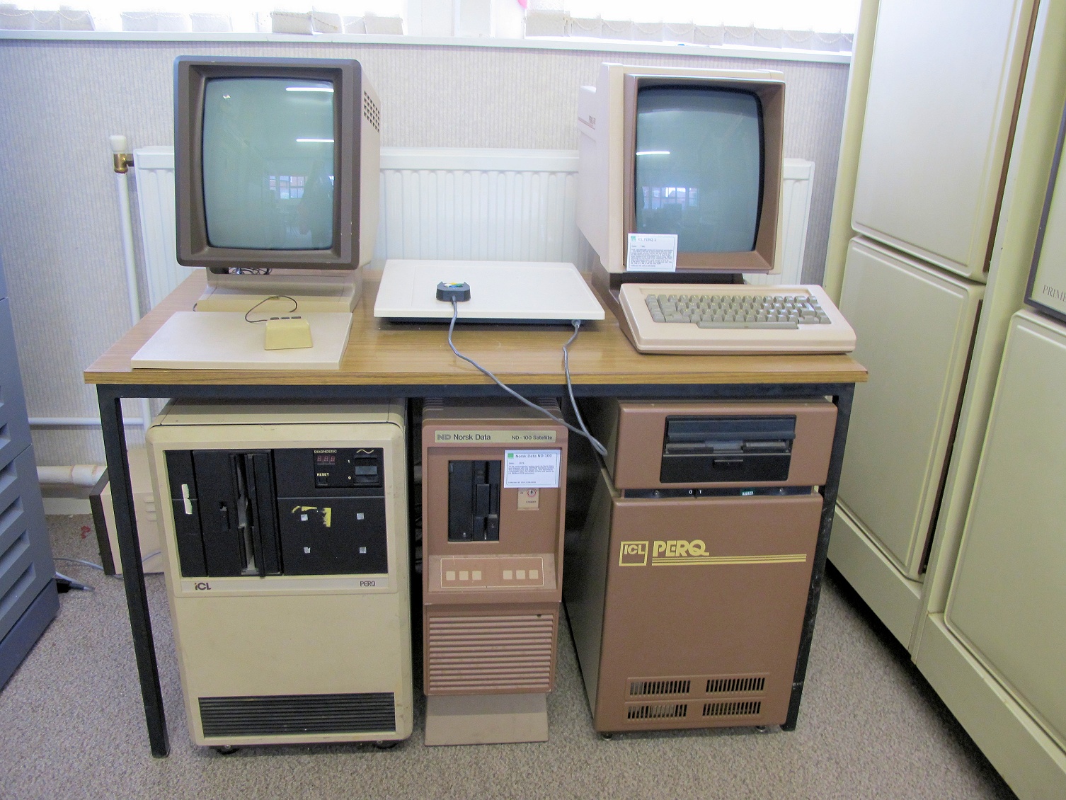 Retromobe - retro mobile phones and other gadgets: PERQ Workstation (1980)