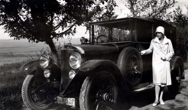 Amazing Vintage Photos Capture People Posing With Mercedes-Benz Cars in ...