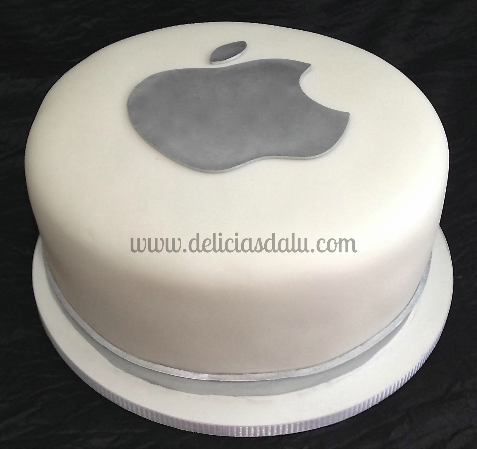 Bolo Apple personalizado | Delicias da Lu Confeitaria Artesanal