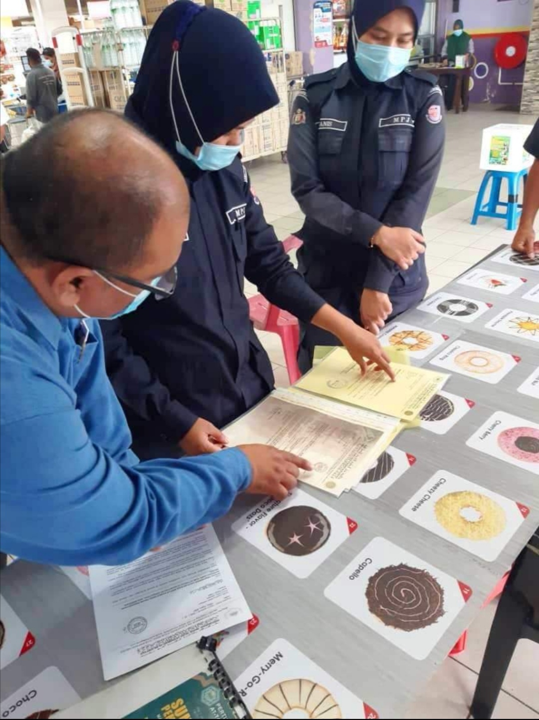 Jabatan Penguatkuasa (JP) MPJ melakukan pemantauan aktiviti mengutip ...