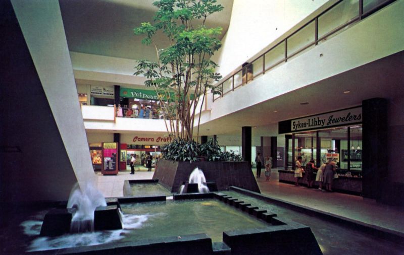 48 Amazing Pics Show American Shopping Malls in the 1950s and 1960s ...