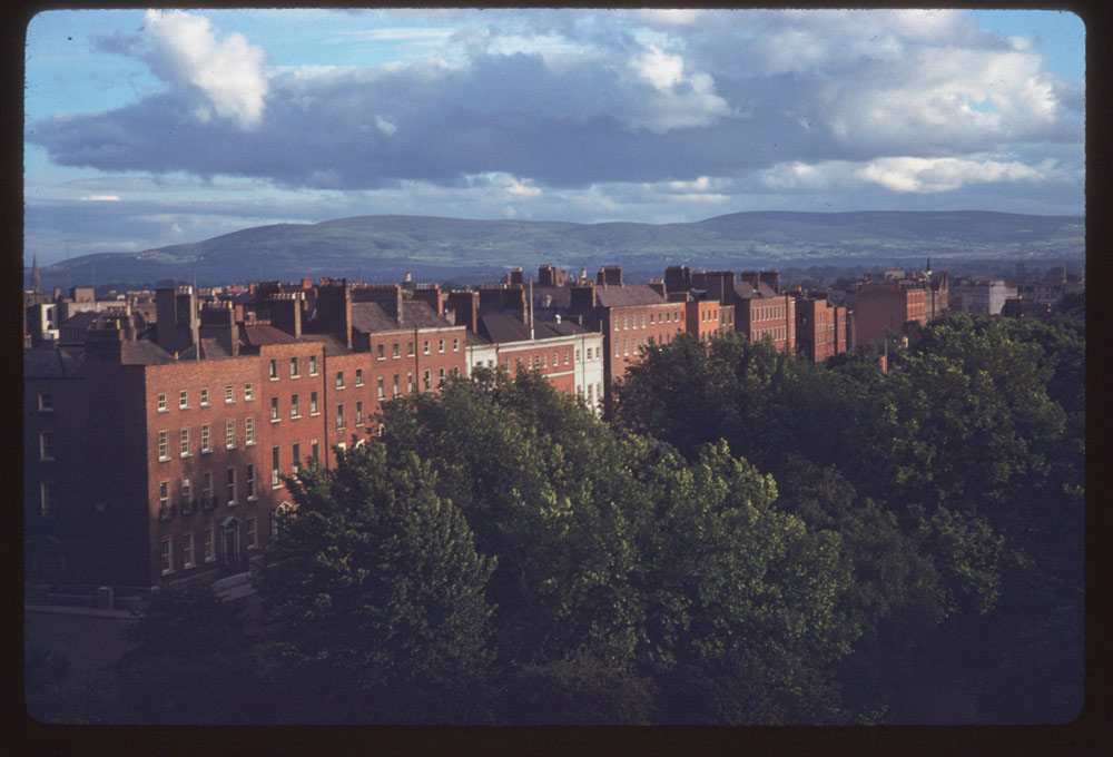 Wonderful Color Photographs That Capture Street Scenes of Dublin in ...