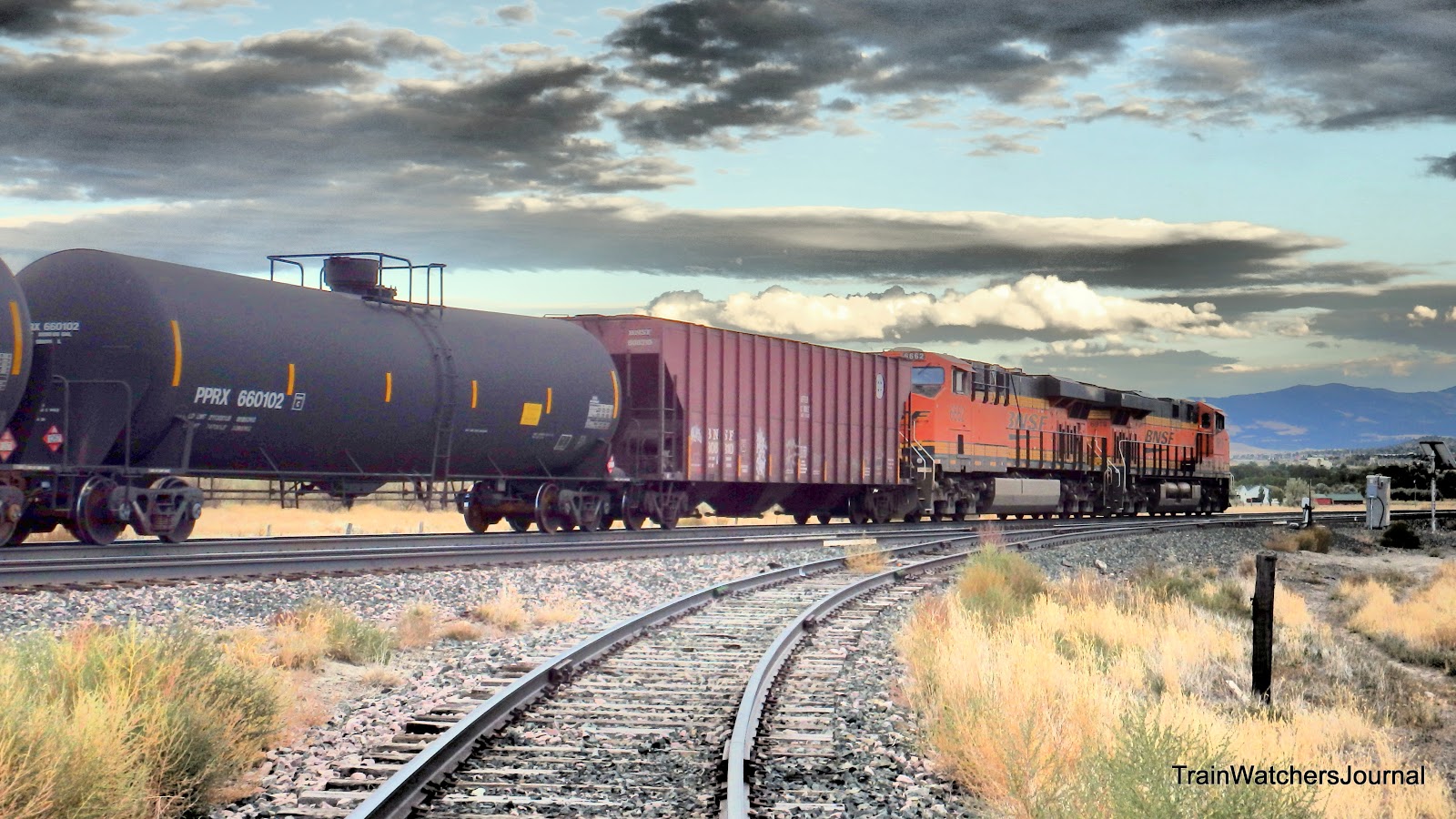 TrainWatchersJournal: BNSF Adds Oil Train Buffer Cars for MRL Helpers