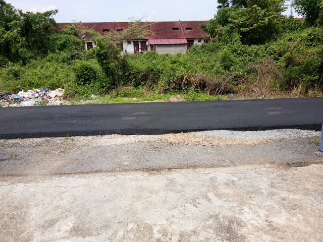 Jalan masuk ke rumah sudah bertar