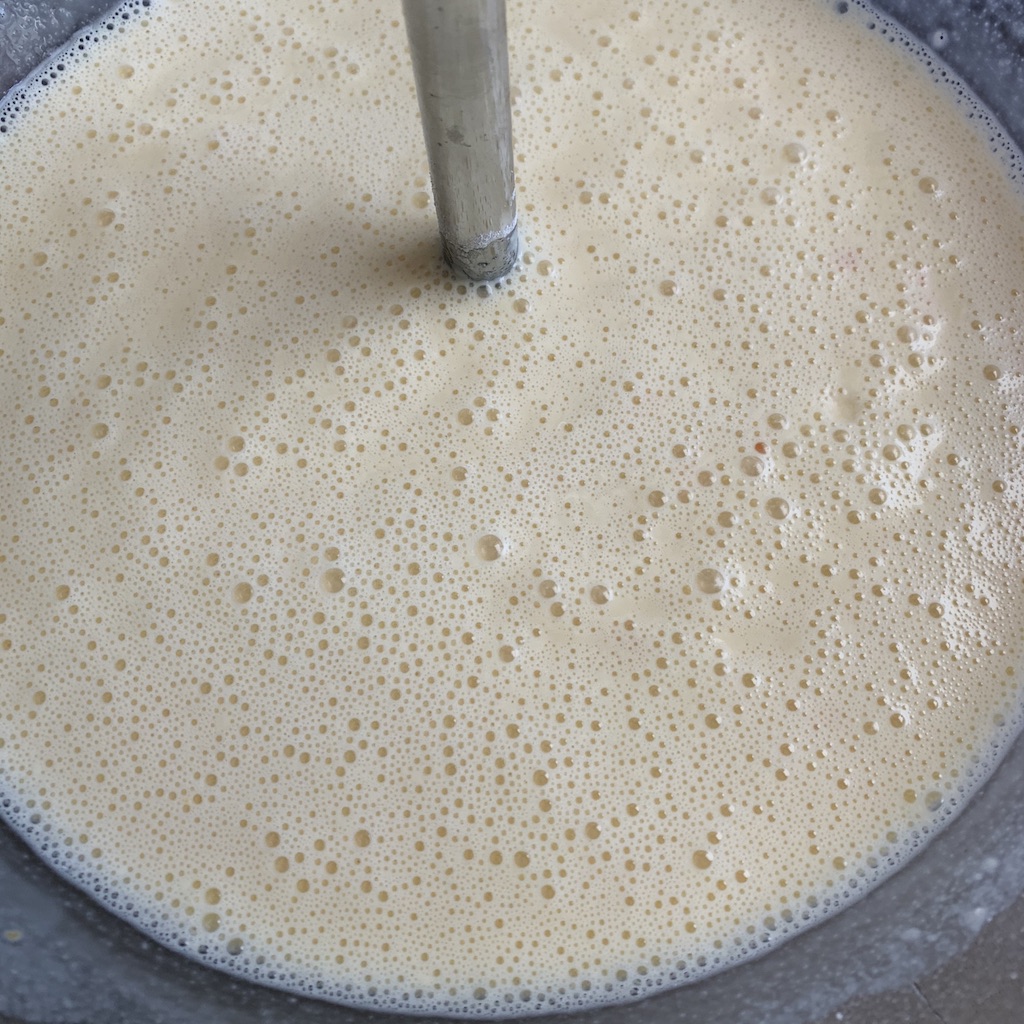 Le gâteau de crêpes à la vanille ("mille crepe cake")