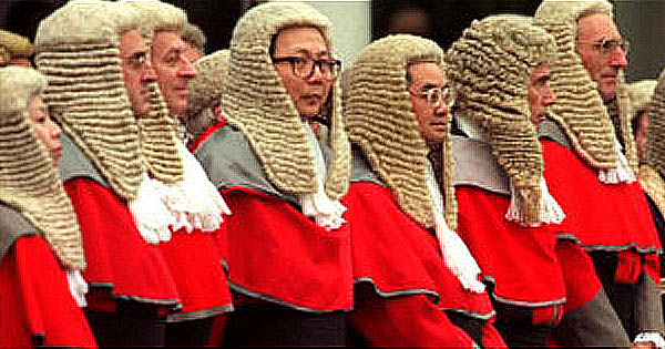 MENGAPA HAKIM SELALU PAKAI WIG PUTIH SEMASA PERBICARAAN DI MAHKAMAH ...