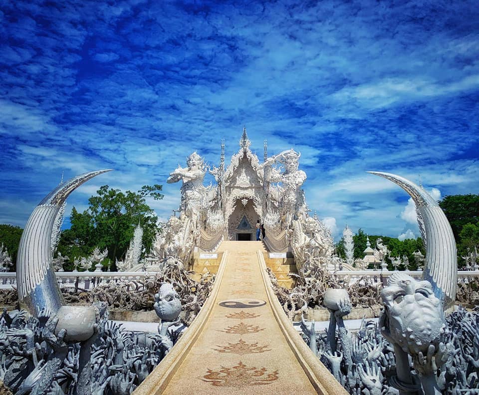 Wat Rong Khun - White Temple tourism and atmosphere