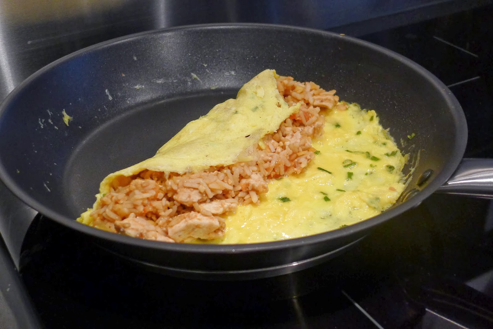 Une fois qu'elle est presque cuite, mettez le riz vers le centre de l ...