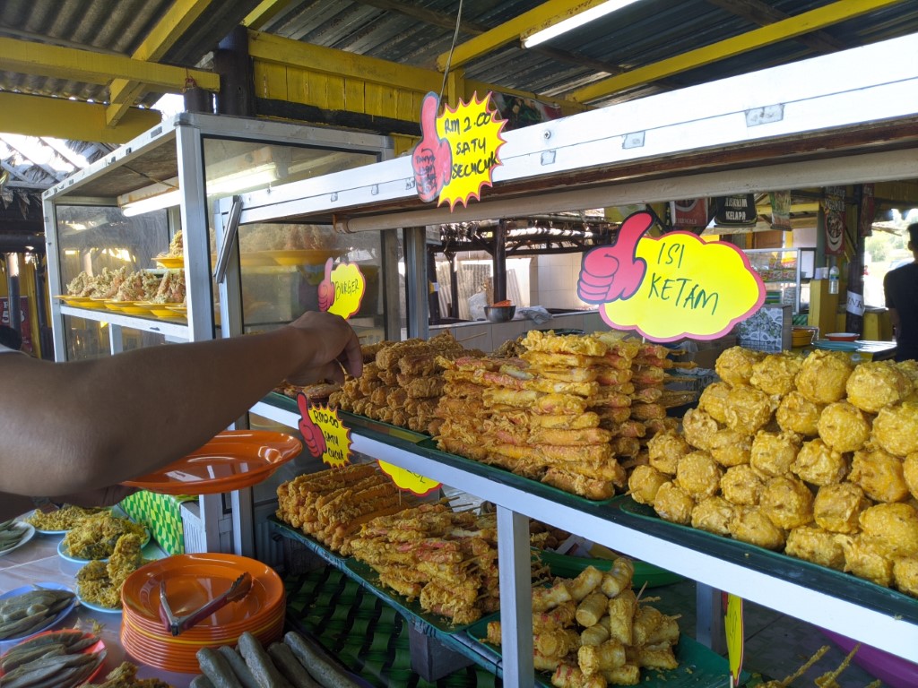 Deretan Colek di Pantai Cahaya Bulan, Kelantan