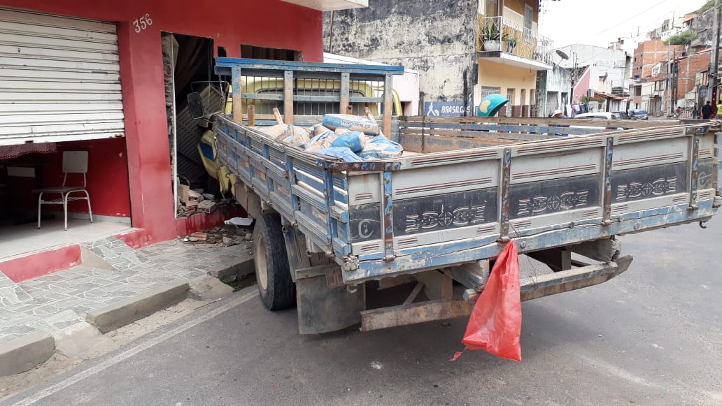 Caminhão desgovernado desce ladeira e atinge casas em Jacobina