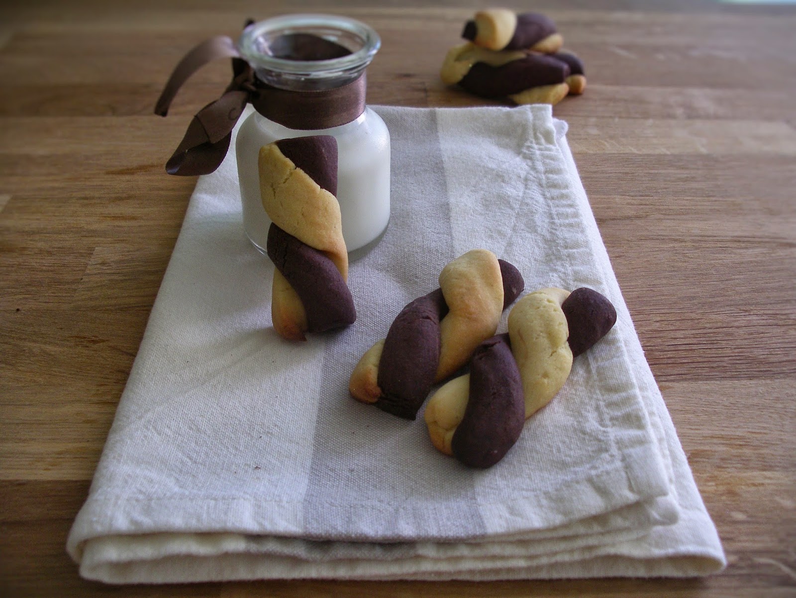 KITCHEN IN THE SAND: Cocoa and vanilla braided cookies