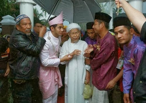 5 Gambar Dato Nik Aziz Hadir Majlis Resepsi Fizo Omar Dan Mawar | FooD ...