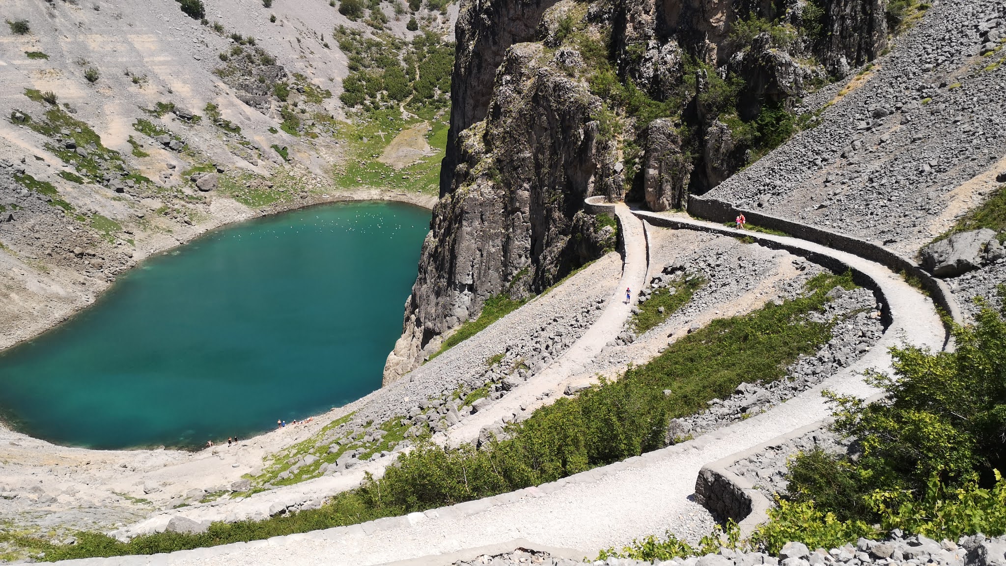 Krasowe Modro Jezero i Crveno Jezero w dalmackim miasteczku Imotski