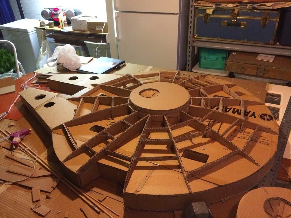 Galaxy Fantasy: Halcón Milenario de cartón fabricado por un seguidor de ...