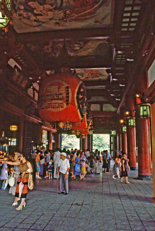 Fascinating Photos Capture Street Scenes of Tokyo in the Early 1980s ...