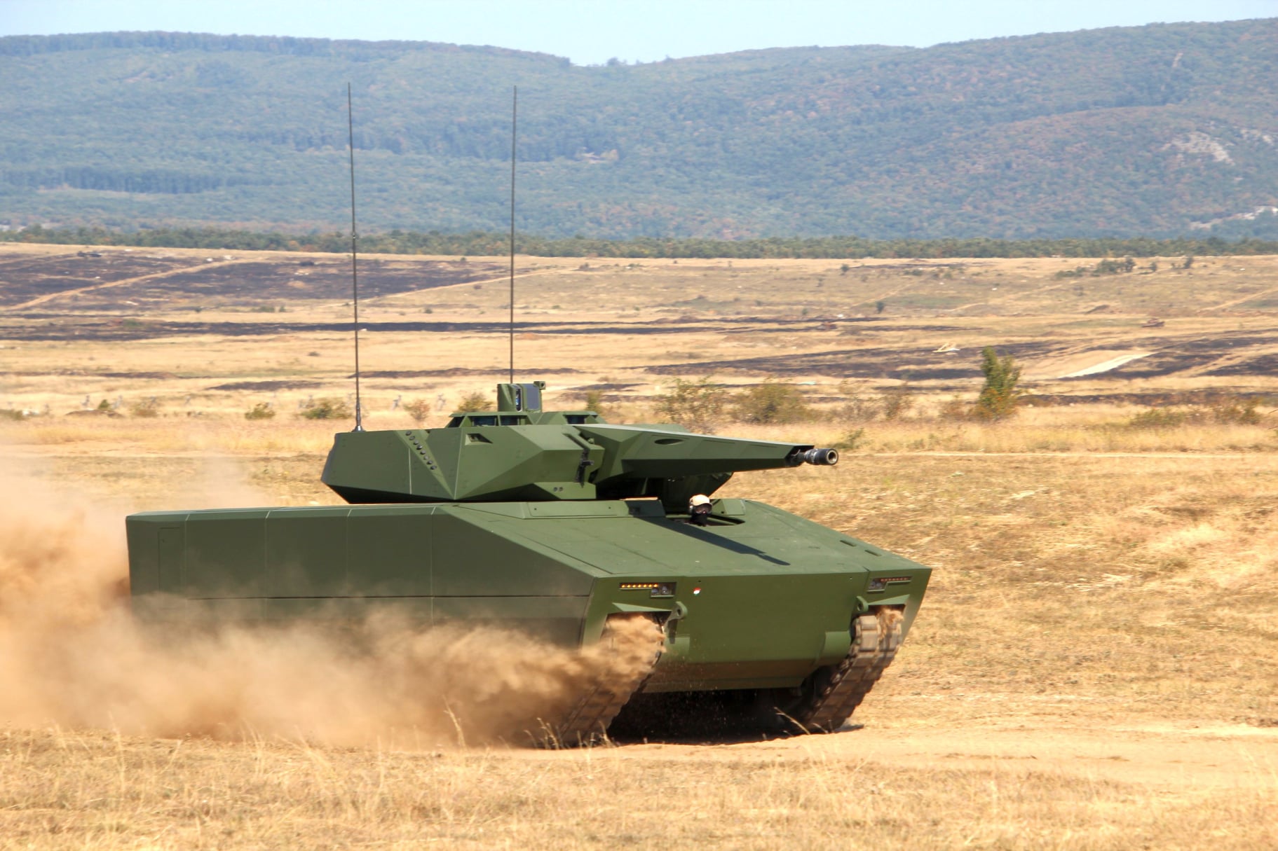 The Dead District: Rheinmetall Lynx IFV demonstration in Hungary