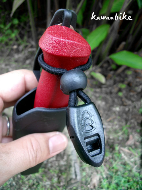 kawanbike: Mora 511 knife sheath modification - Cord End Whistle