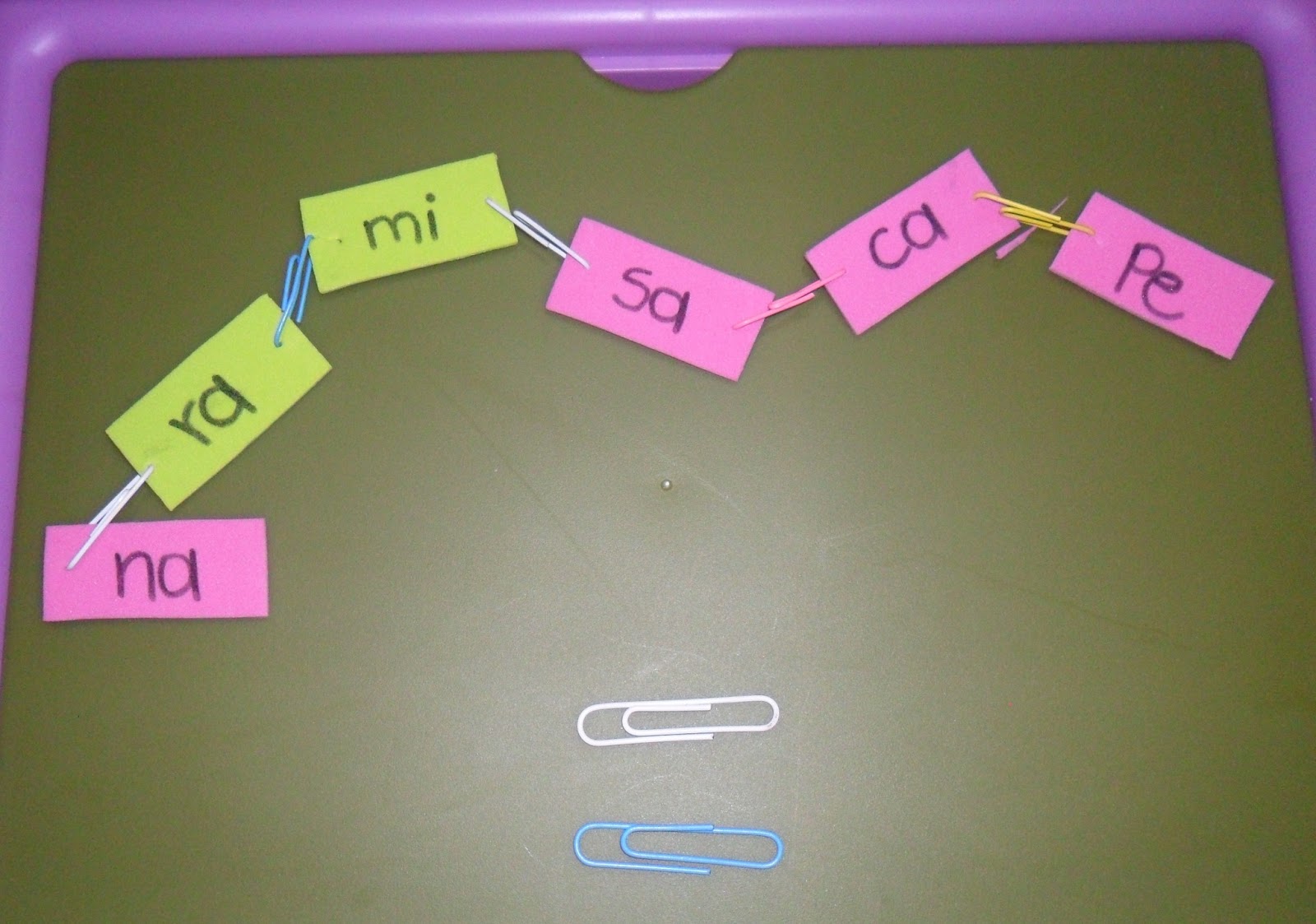 Material pedagógico hecho en casa: Unir silabas con clips