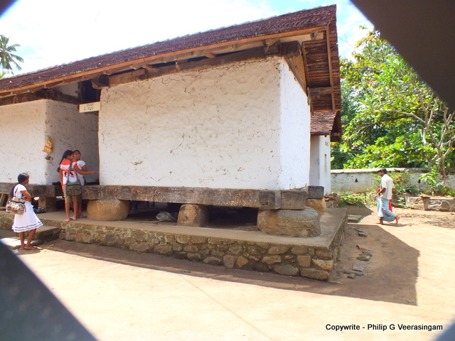Images of Sri Lanka on blogspot.com: Embekka Dewala, Kandy, Sri Lanka.