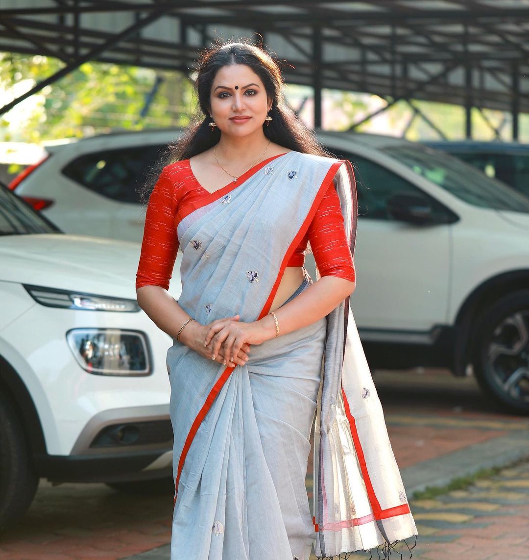 South Indian Actress Sheelu Abraham Hot in Saree!