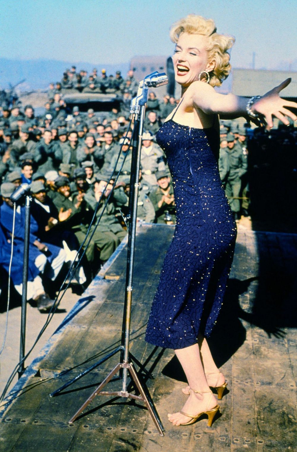Fascinating Color Photos of Marilyn Monroe Singing to the Troops During ...