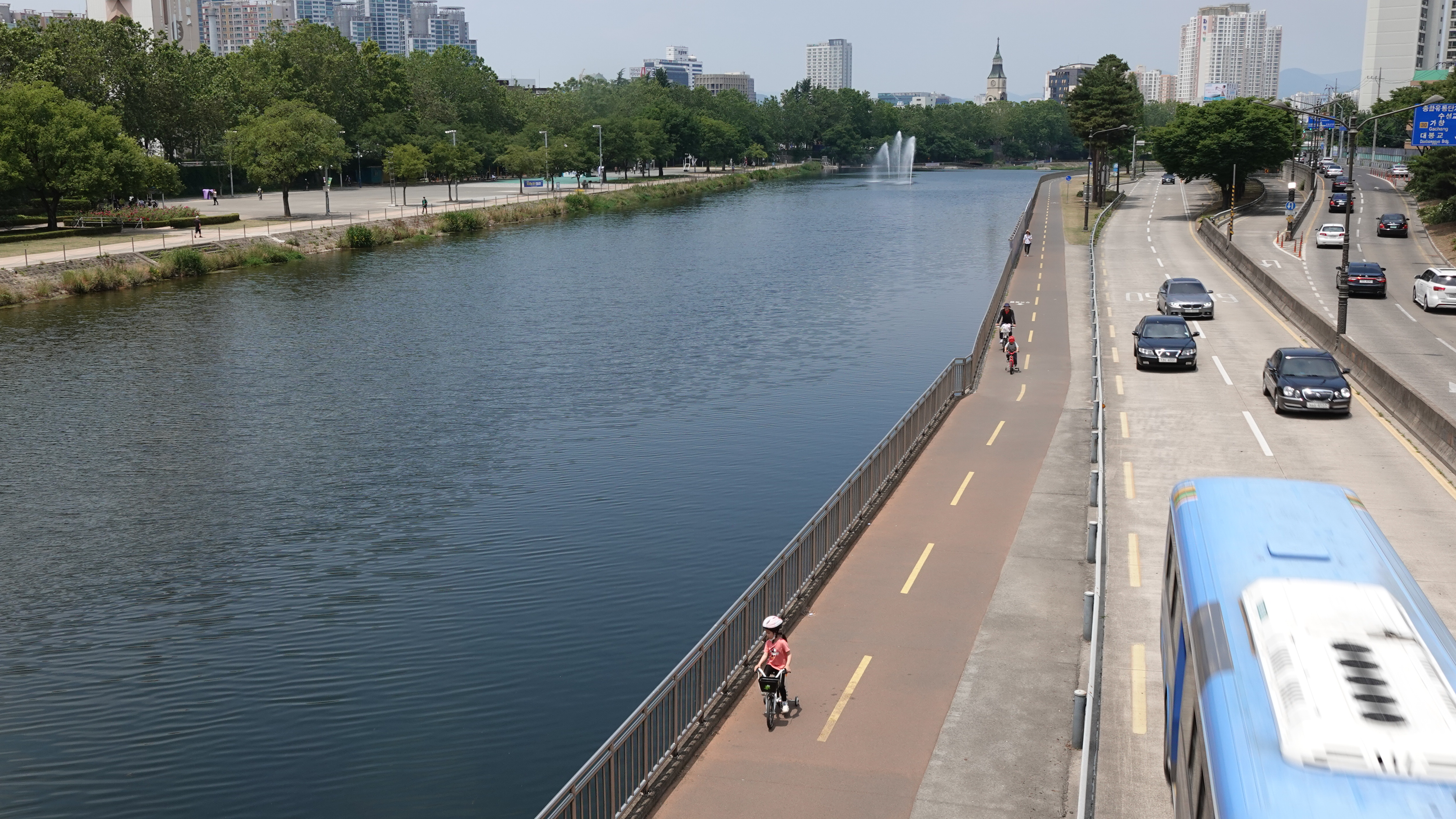 Shall we walk along the Sincheon river trail in Daegu?