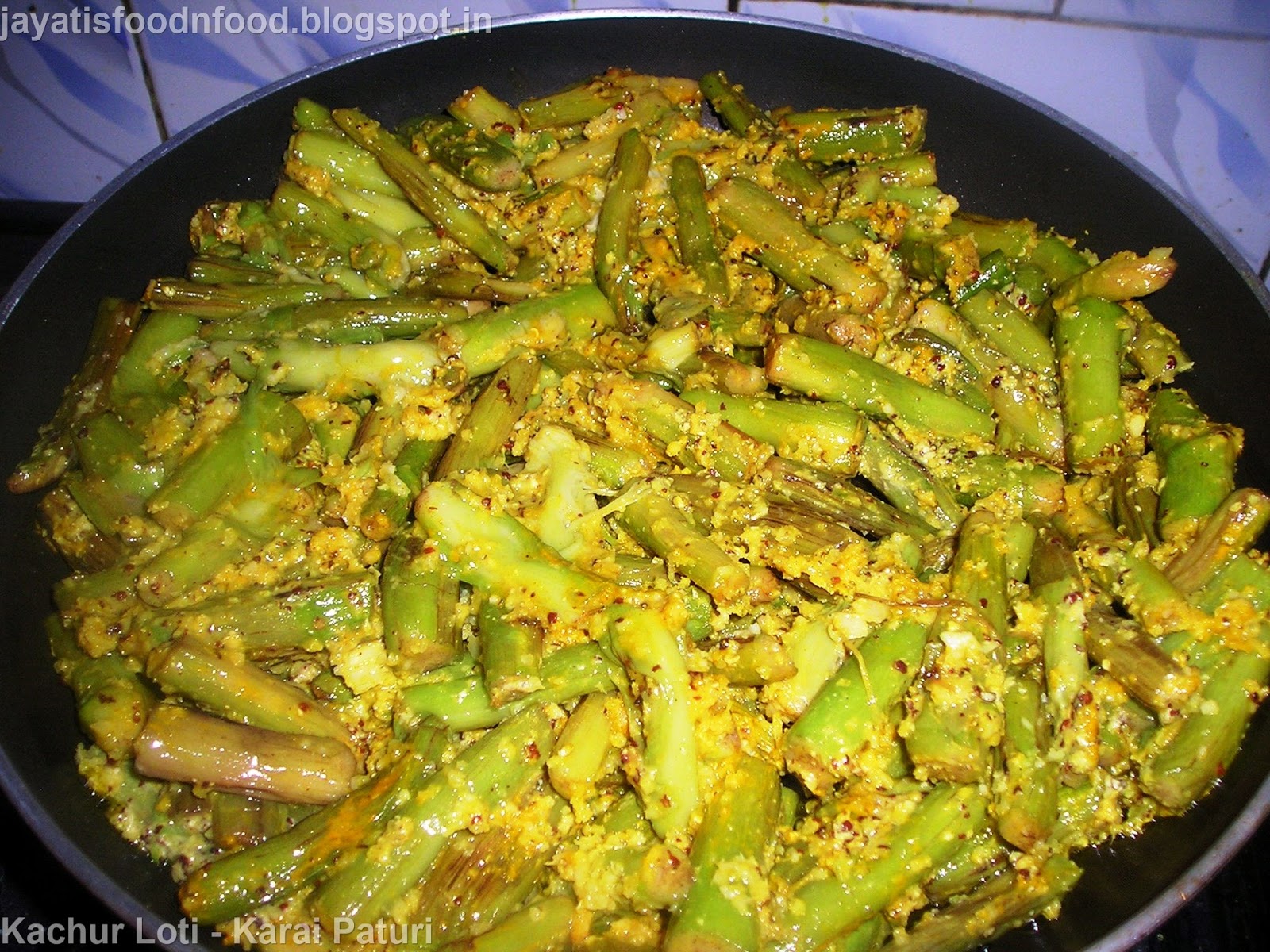 Jayati's Food Journey - Enjoy!!!: Kachur Loti - Karai Paturi