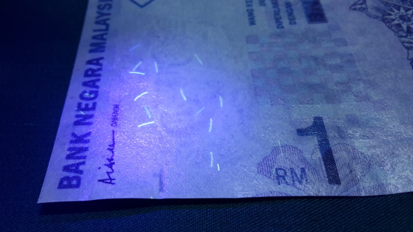 Badai Mencak Kelambit Biru: Note Kertas Asli Seringgit $1 sign Aisyah ...