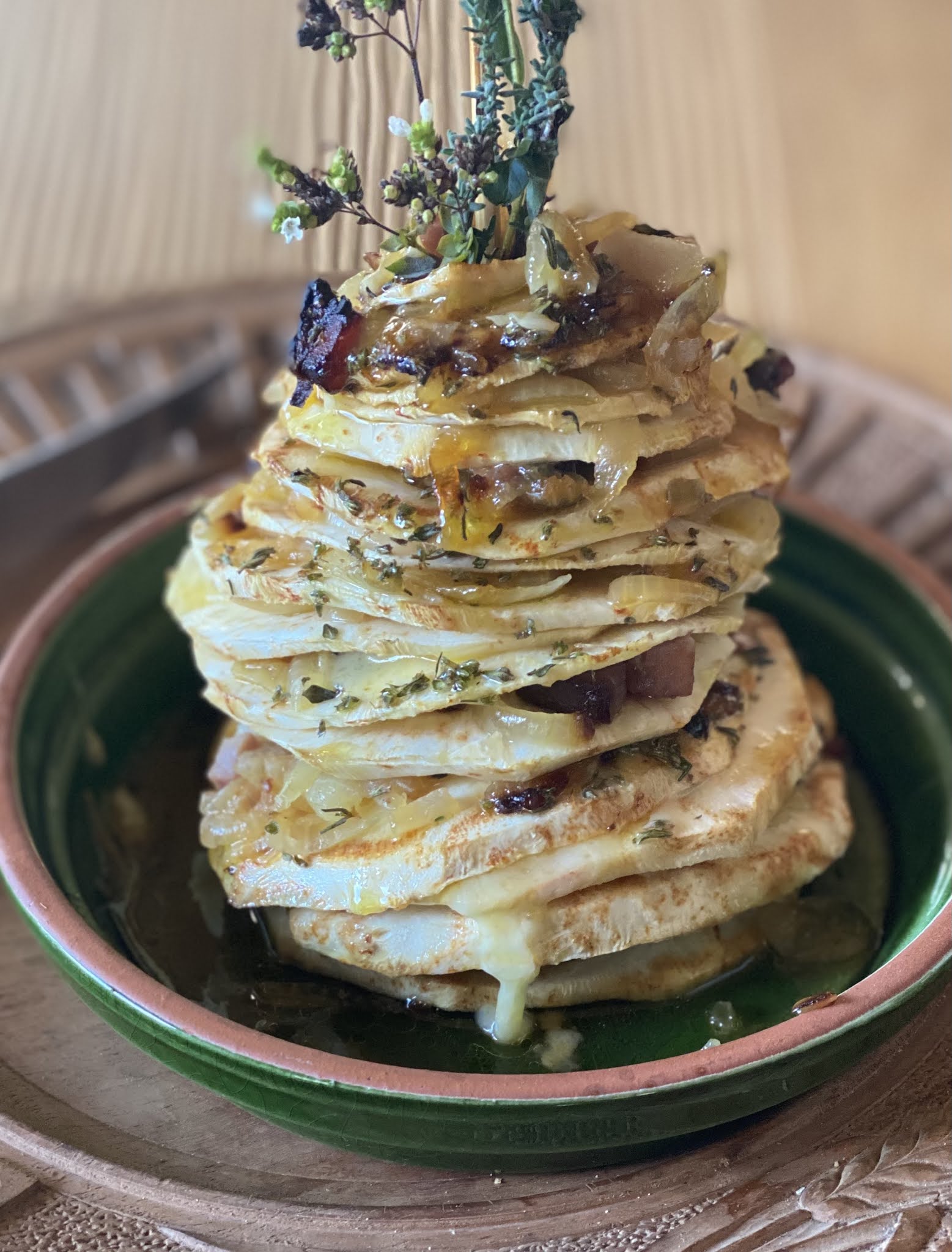Millefeuille de céleri braisé au four, compotée d’oignons au beaufort ...